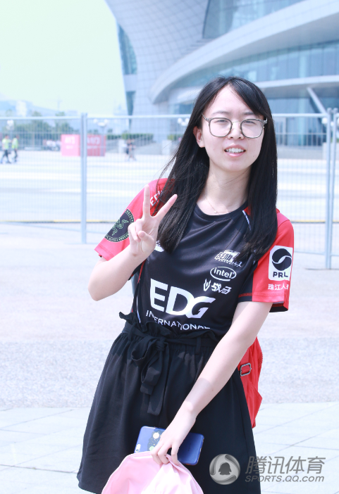 热情粉丝身着队服为LPL打Call！赛场灯光美轮美奂_荔枝网新闻