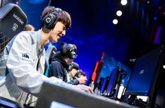 S8八强赛首发：Theshy对阵Smeb 卡萨出战G2_荔枝网新闻