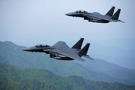 2架俄轰炸机到韩国防空识别区 韩军机紧急升空_荔枝网新闻