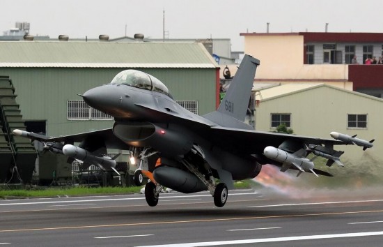 美媒列出歼10C战机优点：对比F-16V有压倒性优势_荔枝网新闻