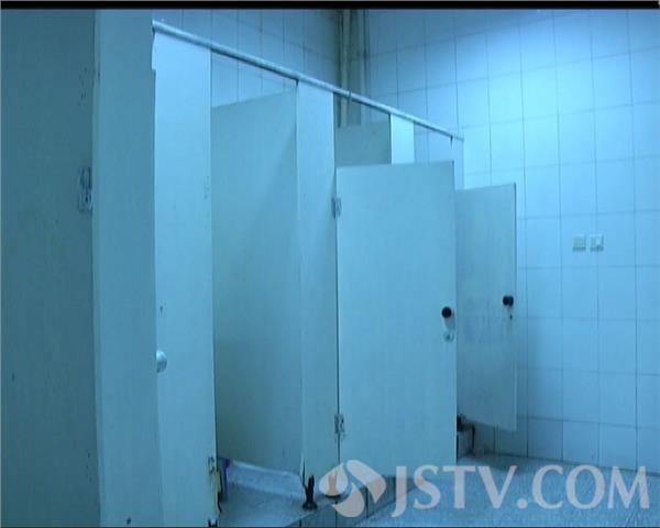 偷拍女生小便露馅 猥琐男逃1公里被擒 9323