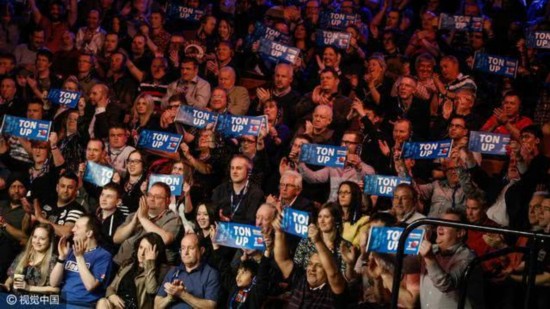 斯诺克球迷连续28年现场看世锦赛 为“球”痴狂他们都是大明星_荔枝网新闻