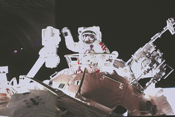 Telescope set to unravel cosmic mysteries_我苏网