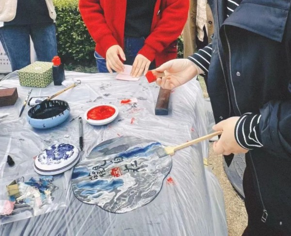 扬州八怪纪念馆清明假期开展不“漆”而遇 “扇”助非遗漆扇制作体验活动_荔枝网新闻