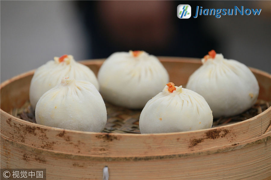 Crab roe bun makers gather in Huai'an_我苏网