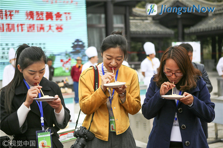 Crab roe bun makers gather in Huai'an_我苏网