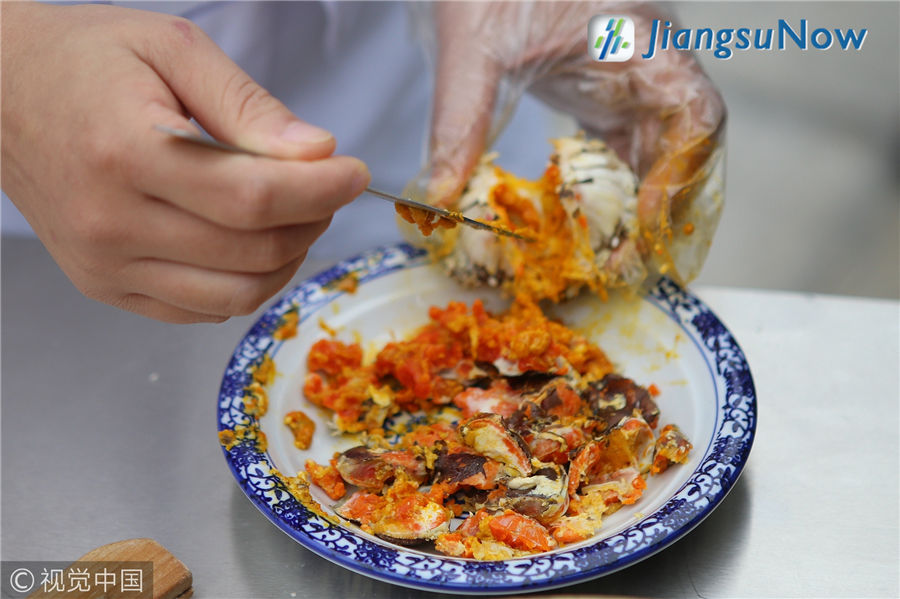 Crab roe bun makers gather in Huai'an_我苏网