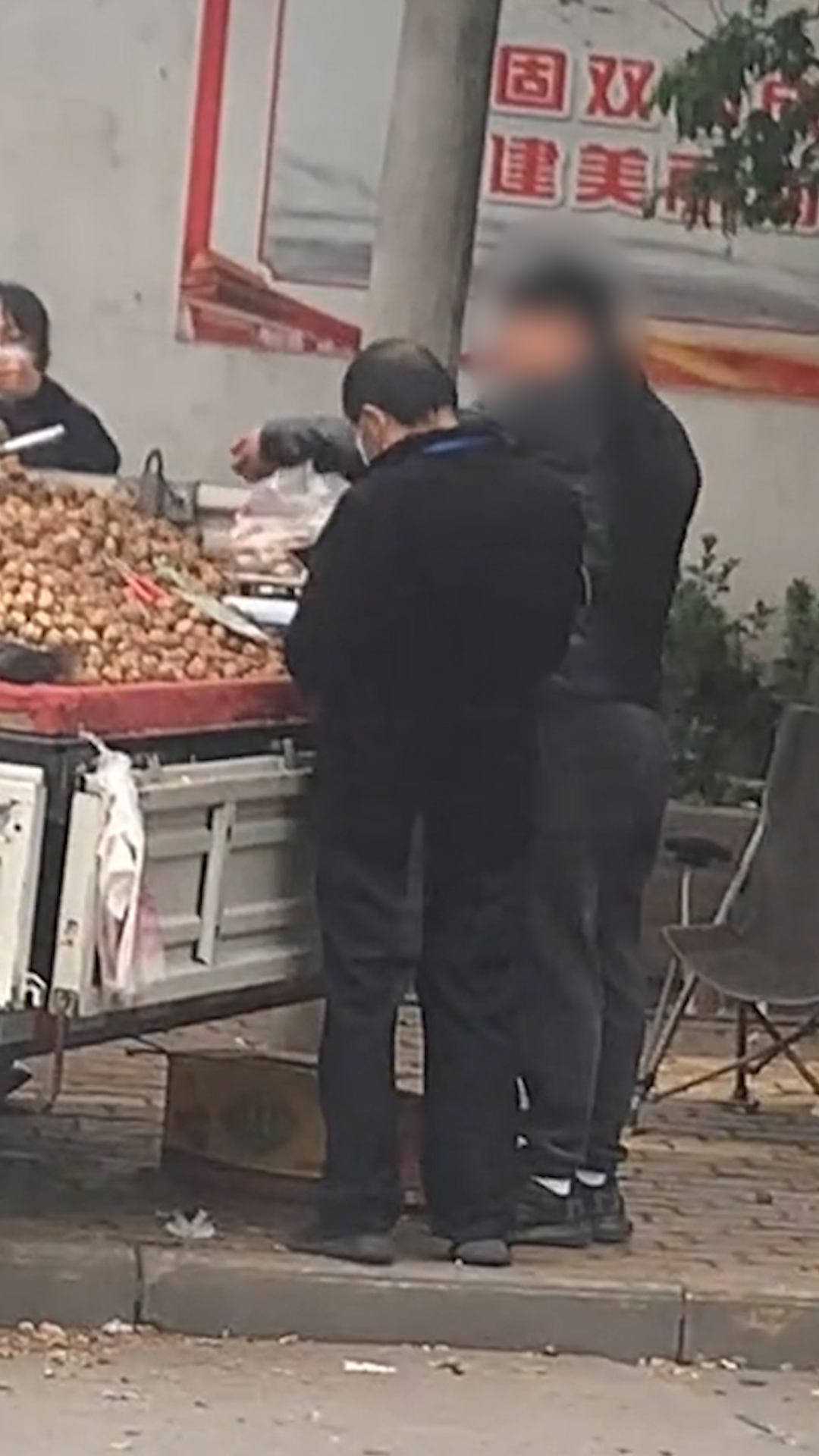 公交司机半路停车去买桂圆 乘客：边开车边品尝令人惊讶 视频 荔枝新闻 